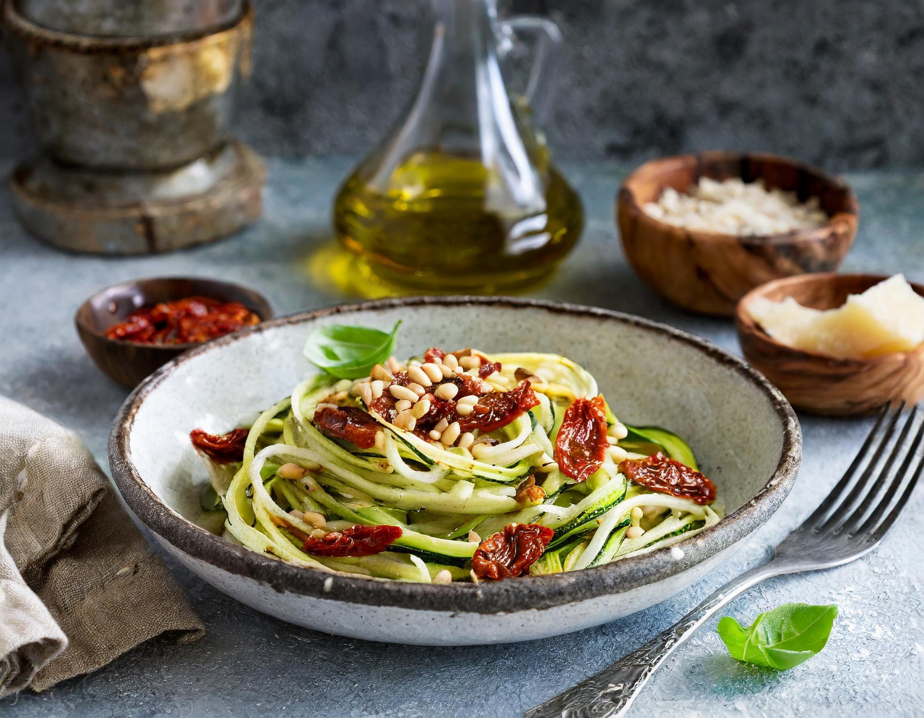 Recette Spaghetti de courgettes avec tomates séchées, pignons de pin et ...